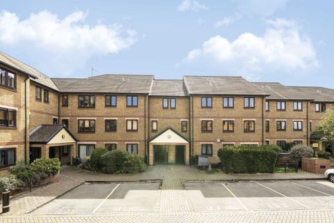 2 bed flat to rent in Riverside Close, London E5, £1,998 pcm - Zoopla