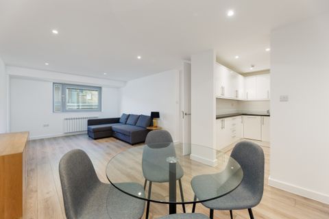 New Compton Street, Covent Garden WC2H, 2 bed flat to rent, £3,358 pcm ...