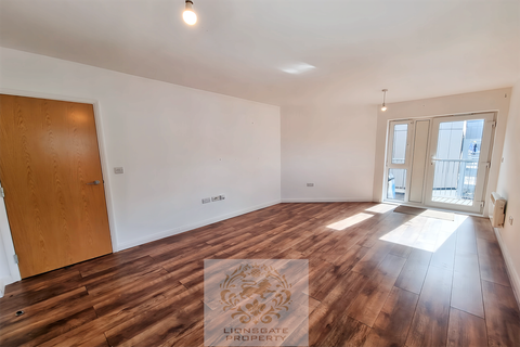 1 bed flat to rent in Lyons Way, Slough SL2, £1,150 pcm - Zoopla