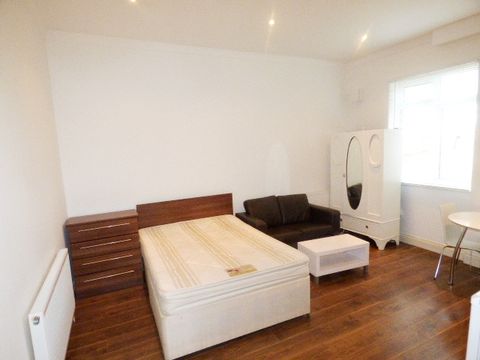 Coventry Road, London IG1, Studio to rent, £1,000 pcm - Zoopla