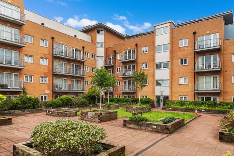 Whitestone Way, Peebles Court CR0, 2 bed flat to rent, £1,600 pcm - Zoopla