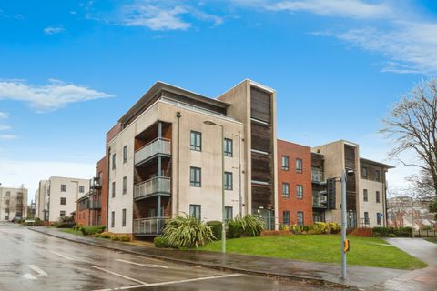 2 bed flat for sale in Sinclair Drive, Basingstoke, Hampshire RG21, £ ...