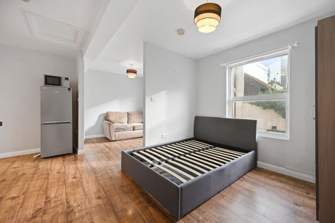 Studio to rent in Tooting High Street, London SW17, £1,200 pcm - Zoopla