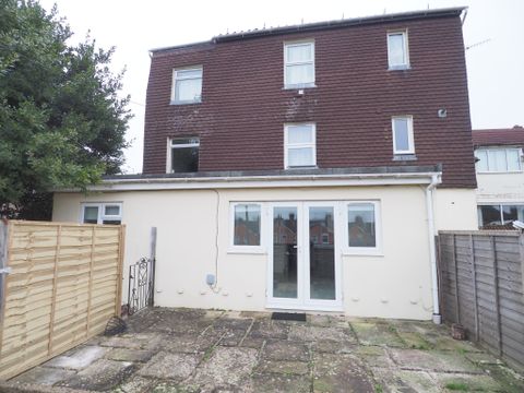 147 Wilton Road, Salisbury SP2, 2 bed flat for sale, £170,000 - Zoopla