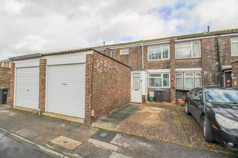 3 bed terraced house for sale in Peterswood, Harlow CM18, £350,000 - Zoopla