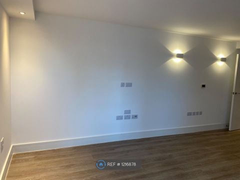 2 bed flat to rent in Premier House, Edgware HA8, £1,665 pcm - Zoopla