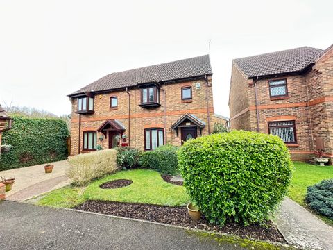 4 bed semi-detached house to rent in Prestwick Close, Luton ...