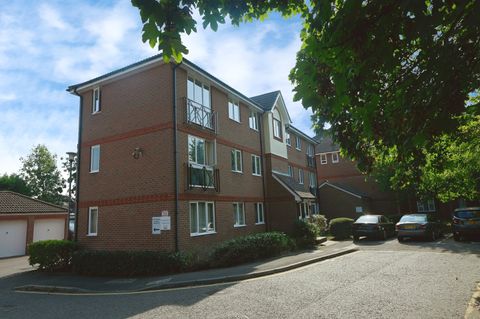 2 bed flat for sale in St. Marys Lane, Upminster RM14, £315,000 - Zoopla