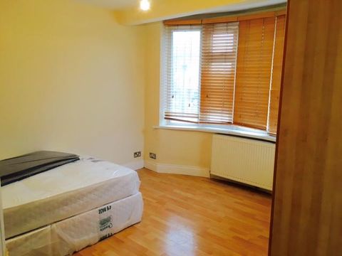 Room to rent in Trinity Road, Southall UB1, £650 pcm - Zoopla