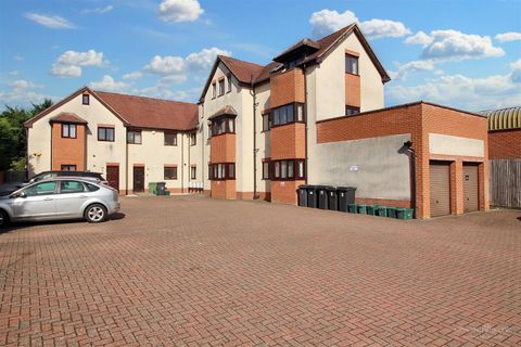 Brian Dowding Court, Tilehurst, Reading RG31, 2 bed flat to rent, £ ...