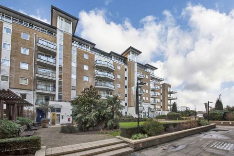 2 bed flat to rent in Smugglers Way, London SW18, £2,700 pcm - Zoopla