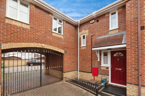 3 bed end terrace house for sale in Vine Close, Basildon, Essex SS14, £ ...