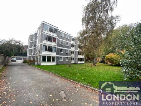 2 bed flat for sale in Queens Ride, Barnes, London SW13, £390,000 - Zoopla