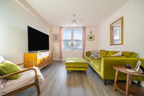 1 bed flat for sale in Raleigh House, Farnham, Surrey GU9, £68,750 - Zoopla
