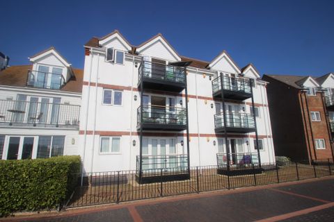 2 bed flat for sale in Pier Road, Littlehampton, West Sussex BN17, £ ...