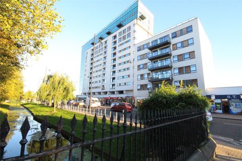 2 bed flat to rent in Pinnacle House, 6A Southbury Road, Enfield EN1, £ ...