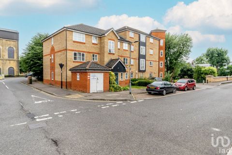 2 bed flat for sale in Martini Drive, Enfield EN3, £250,000 - Zoopla