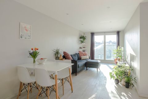 2 bed flat for sale in Wingate Square, London SW4, £750,000 - Zoopla