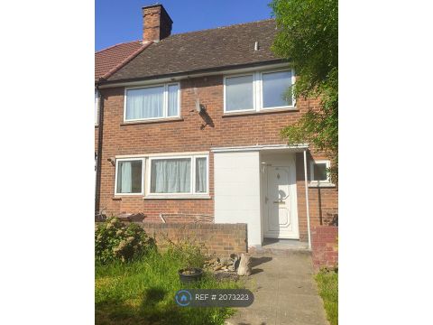 3 bed terraced house to rent in Bevan Avenue, Barking IG11, £2,700 pcm - Zoopla