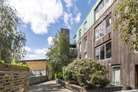 2 bed flat for sale in Balham Grove, London SW12, £640,000 - Zoopla