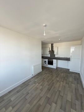 Wedhey, Harlow CM19, 2 bed flat to rent, £1,650 pcm - Zoopla