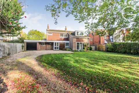 4 bed detached house to rent in Shurlock Row RG10, £3,000 pcm - Zoopla