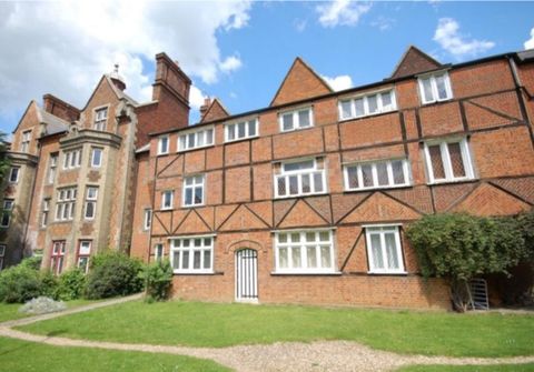 Buckingham Court, Great Dunmow CM6, 2 bed flat for sale, £189,950 - Zoopla