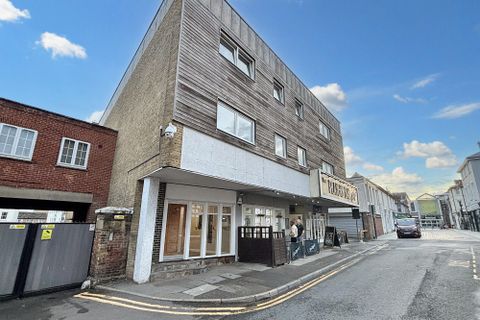 Tufton Street, Ashford TN23, 2 bed flat to rent, £1,100 pcm - Zoopla
