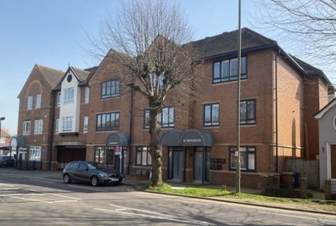 Meadrow, Godalming GU7, 2 bed flat to rent, £1,500 pcm - Zoopla