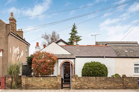 3 bed bungalow to rent in Nelson Road, Twickenham TW2, £2,750 pcm - Zoopla