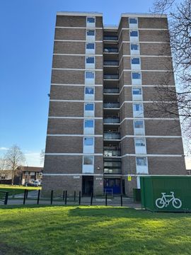 3 bed flat to rent in Larchwood House, Chigwell IG7, £2,000 pcm - Zoopla