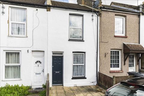 2 bed property to rent in Howard Road, Dartford DA1, £1,500 pcm - Zoopla