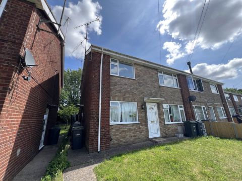 Canterbury Close, Luton LU3, 2 bed maisonette to rent, £1,200 pcm - Zoopla