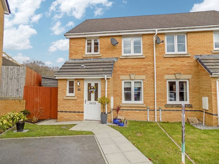 3 Bed Semi Detached House For Sale In Clos Gwaith Brics Tondu